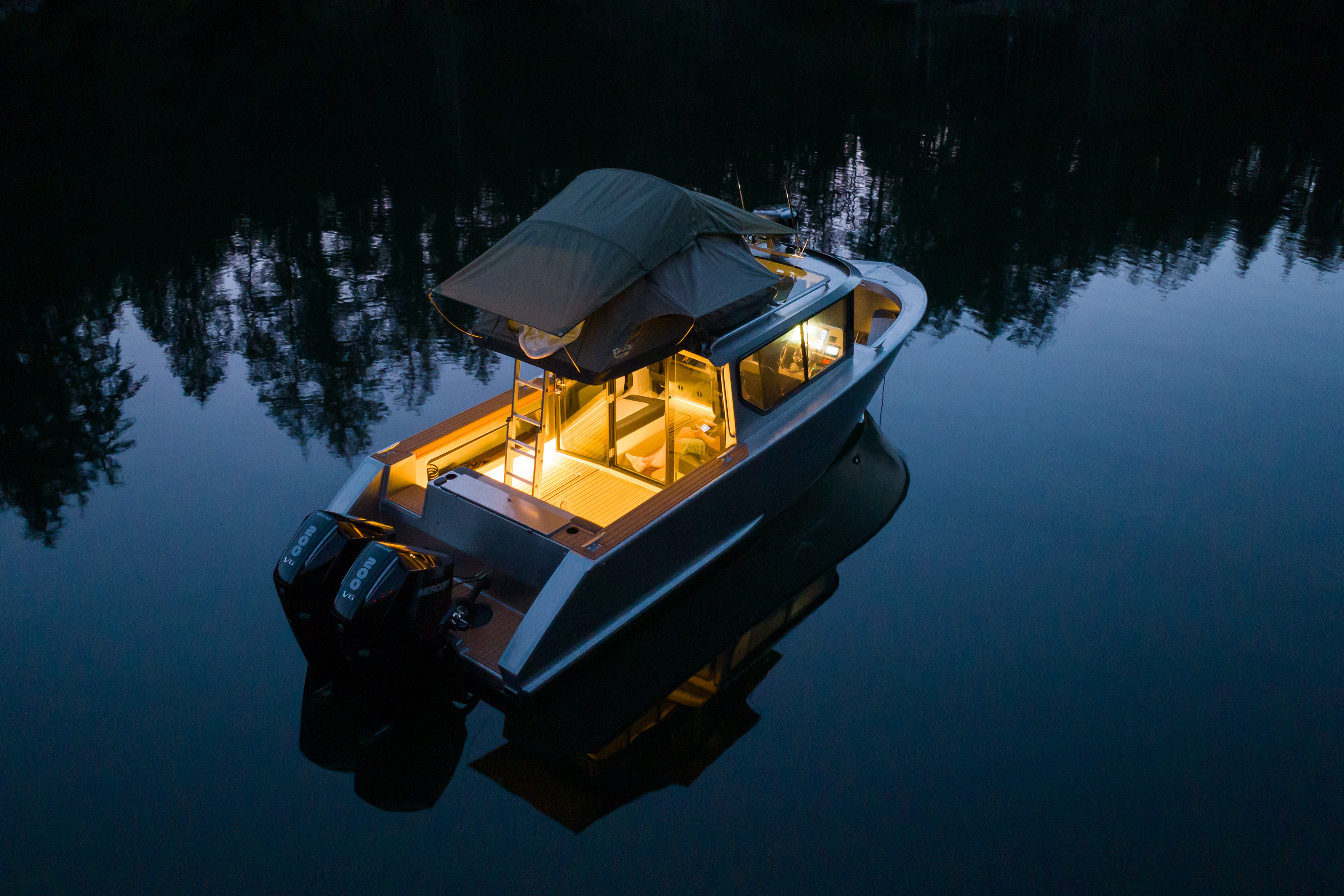 Exploring the Jasper Defender 22: The First Boat with a Carbon Fiber ...